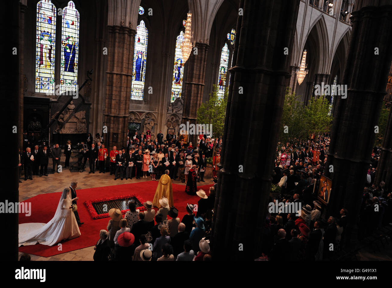 Kate middleton stands next father michael middleton westminster abbey ...