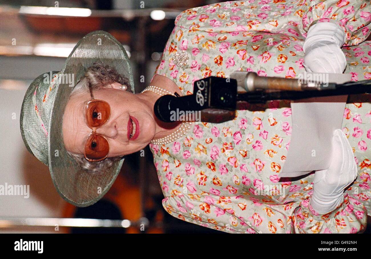 The Queen speaking at the British trade exhibition in the Pearl ...