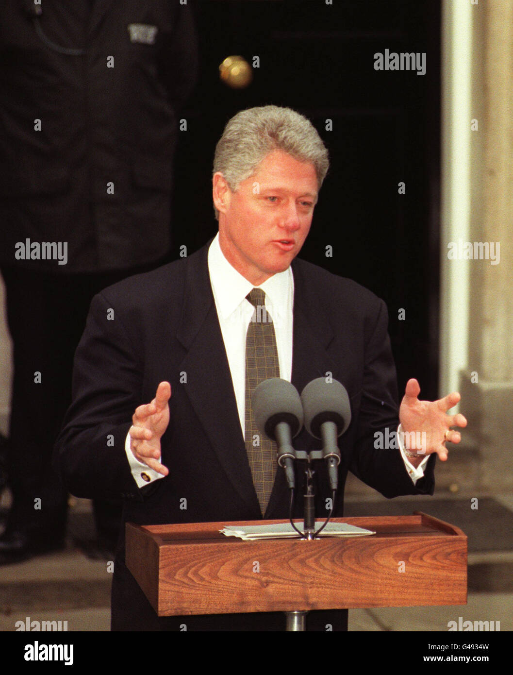 American president Bill Clinton and Prime Minister John Major deliver a ...