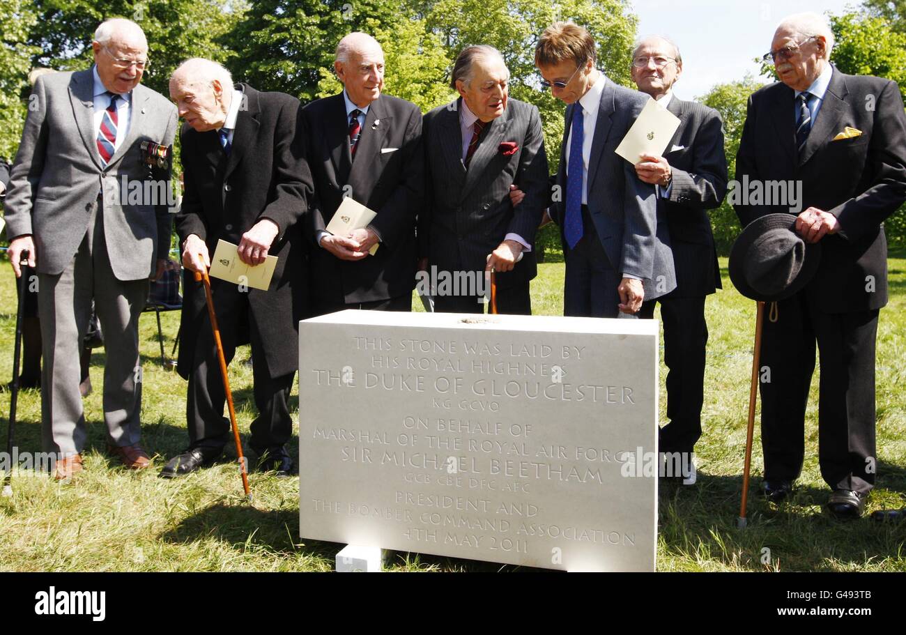 Robin Gibb (fifth left) joins RAF Bomber command Veterans (left to ...