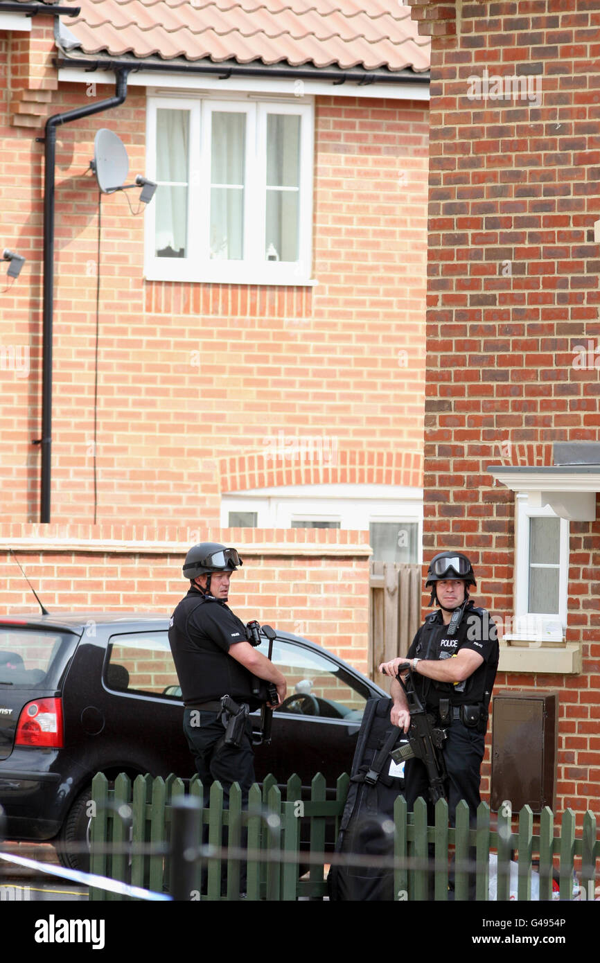 Armed police siege house hi-res stock photography and images - Alamy