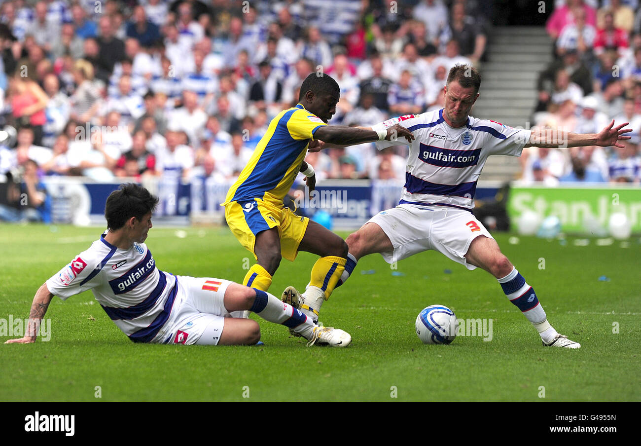 Leeds United's Max Gradel (centre) battles for the ball with Queens ...