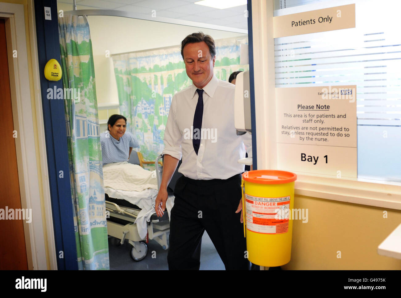 Doctors nurses nhs ward hi-res stock photography and images - Alamy