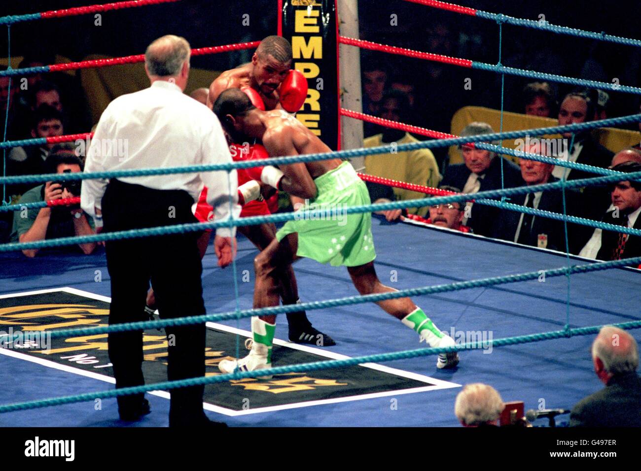 BOXING. STEVE ROBINSON THROWS A PUNCH AT DUKE McKENZIE Stock Photo - Alamy