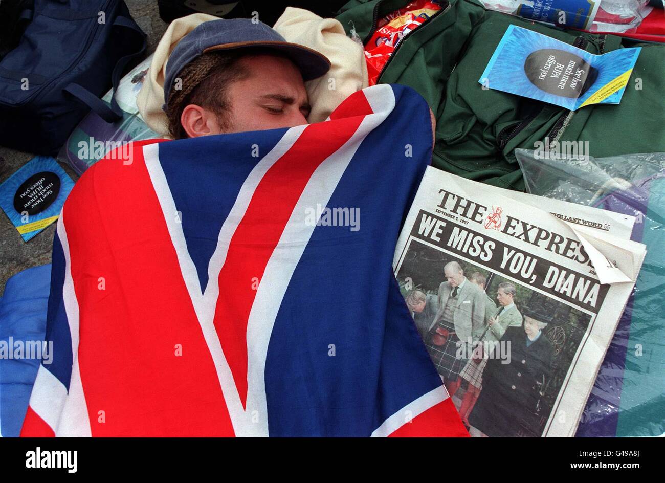 A mourner sleeps beneathe the Union Jack at Westminster Abbey as ...