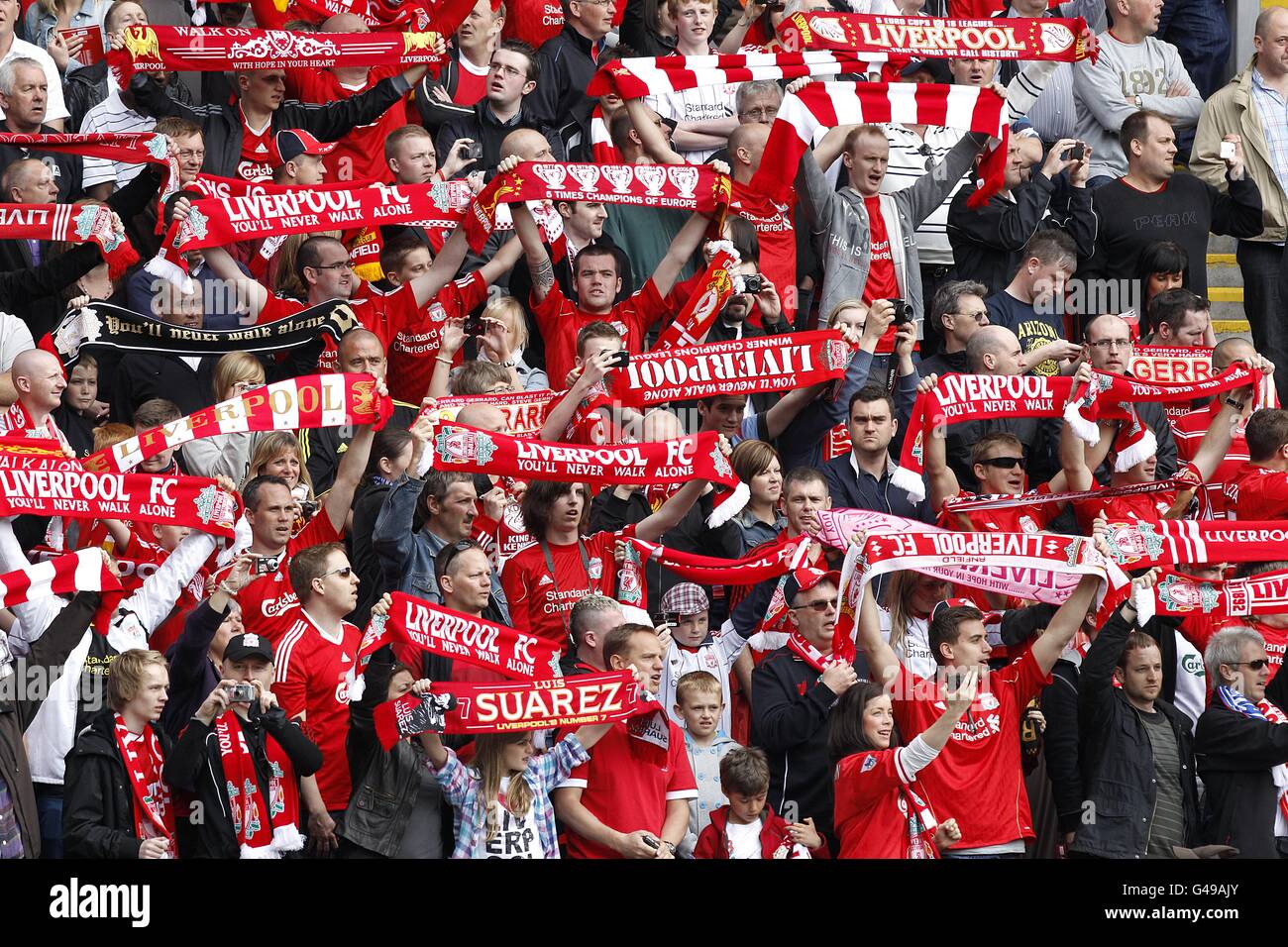 Liverpool fans hold up scarves hi-res stock photography and images - Alamy