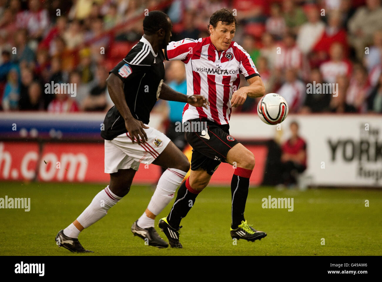 Sheffield United's Darius Henderson gets past Bristol City's Damion ...