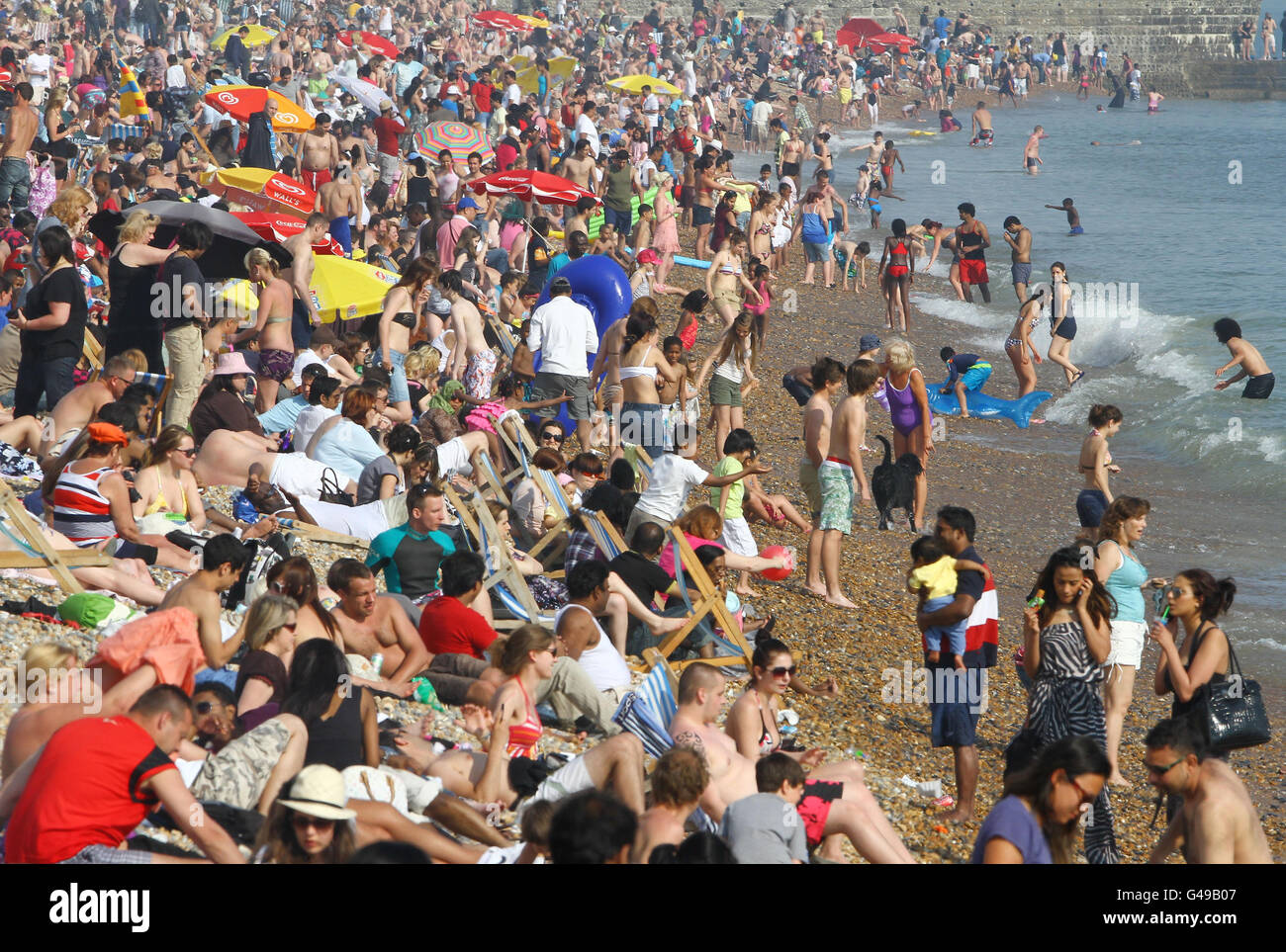 Crowd enjoying the sun hi-res stock photography and images - Alamy