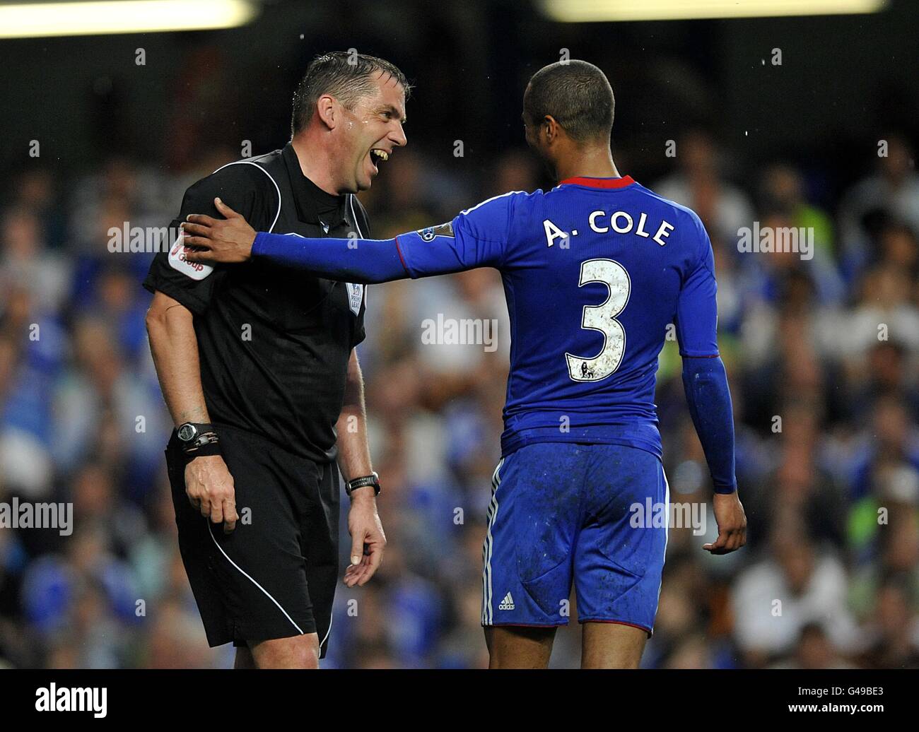 Referee phil dowd with chelseas ashley cole hi-res stock photography ...