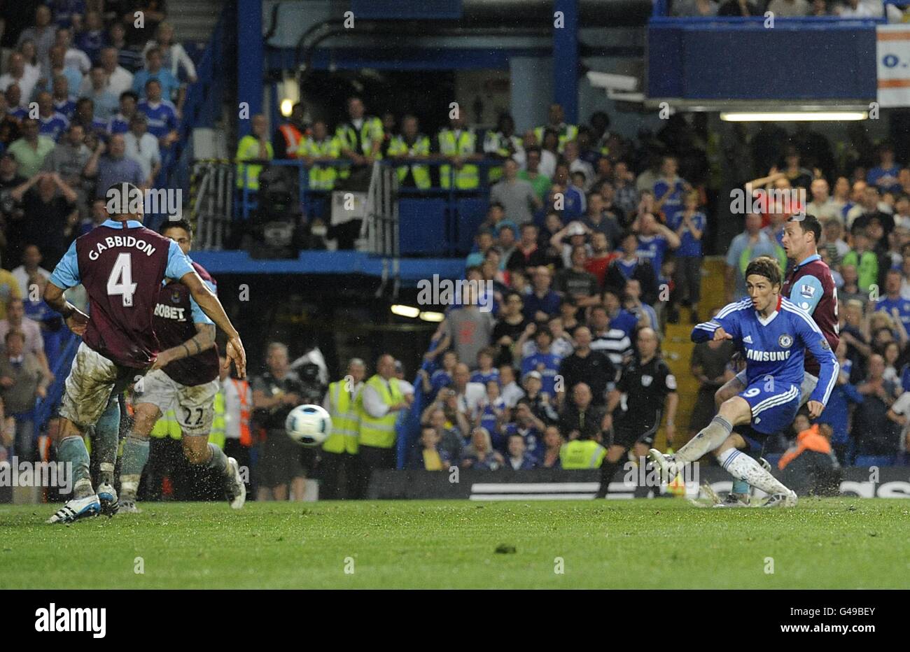 Chelsea's Fernando Torres scores his side's second goal Stock Photo - Alamy