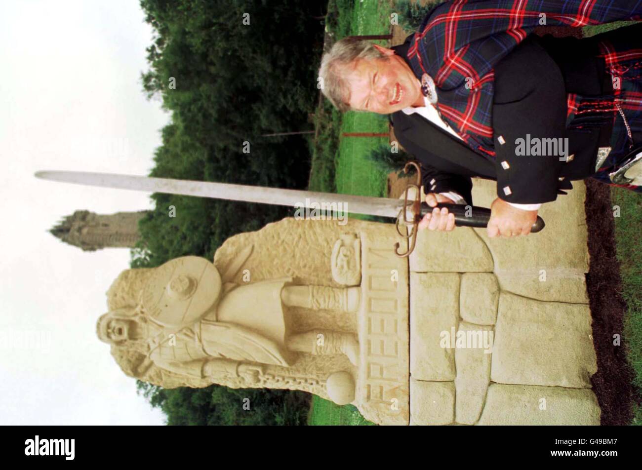Sculptor tom church with his new statue of william wallace hi-res stock ...