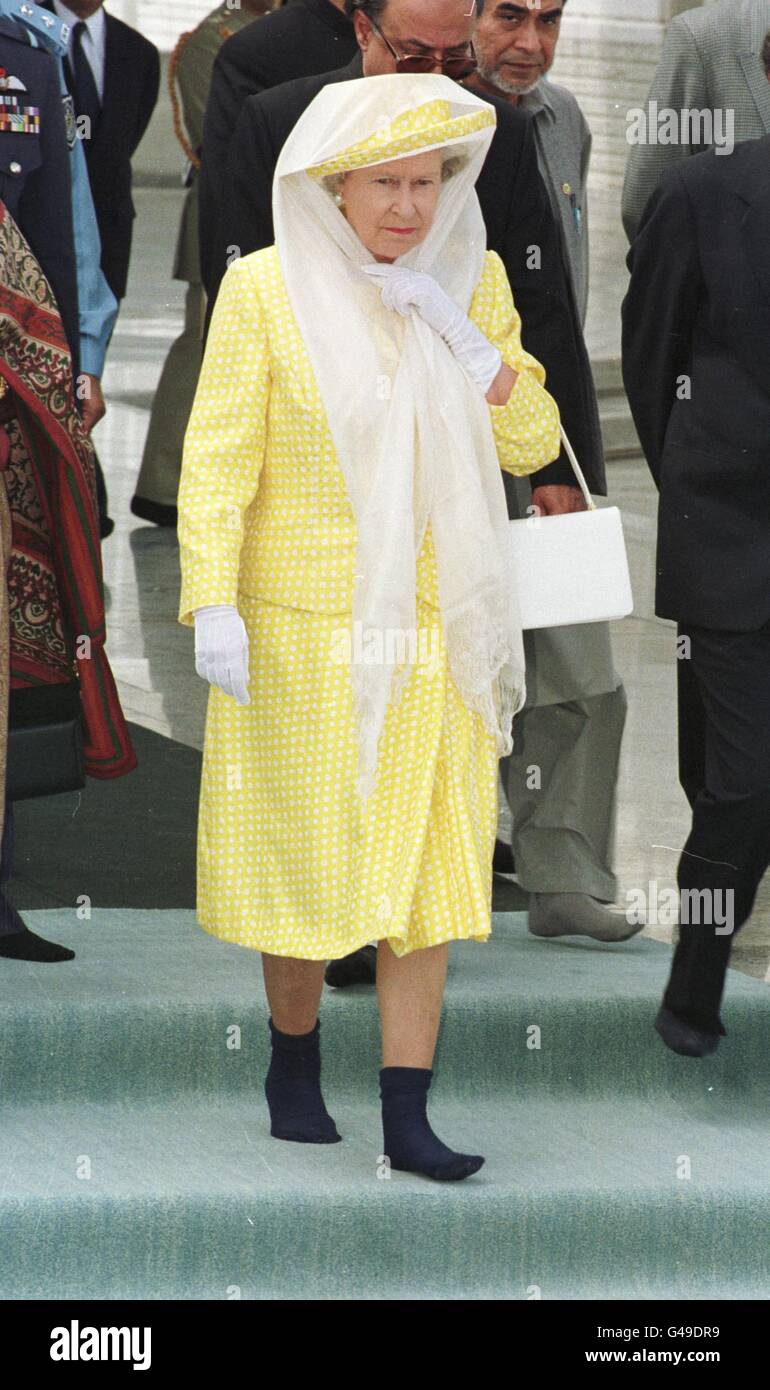 The Queen at Shah Faisal mosque Islamabad pic Arthur Edwards Stock ...