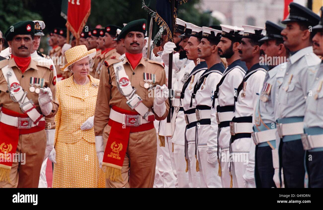 The Queen with Pakistani President Farooq Leghari (left), inspect the ...