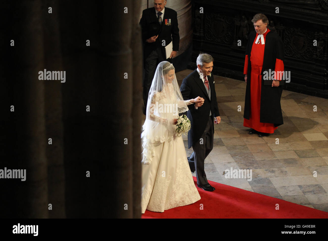 Kate middleton stands next father michael middleton westminster abbey ...