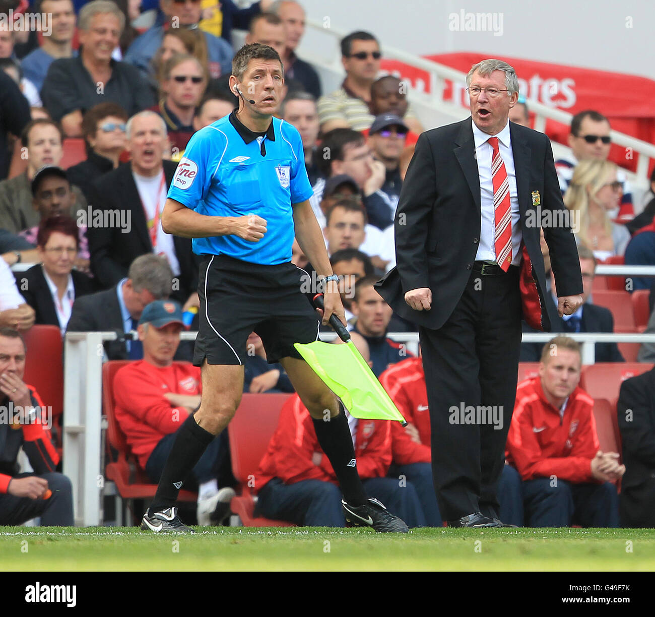Manchester United manager Alex Ferguson (right) on the touchline Stock ...