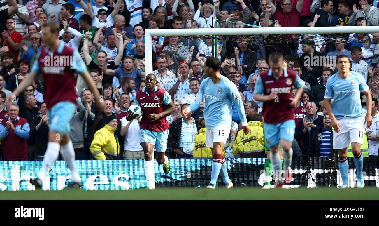 West Ham United's Demba Ba (centre) celebrates scoring his side's first ...