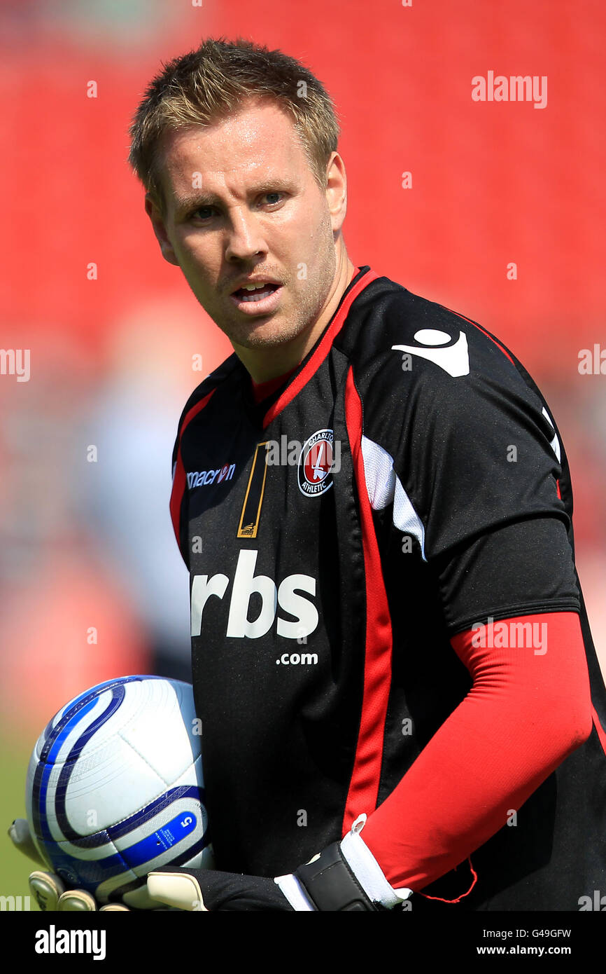 Charlton athletic goalkeeper robert elliott hi-res stock photography ...