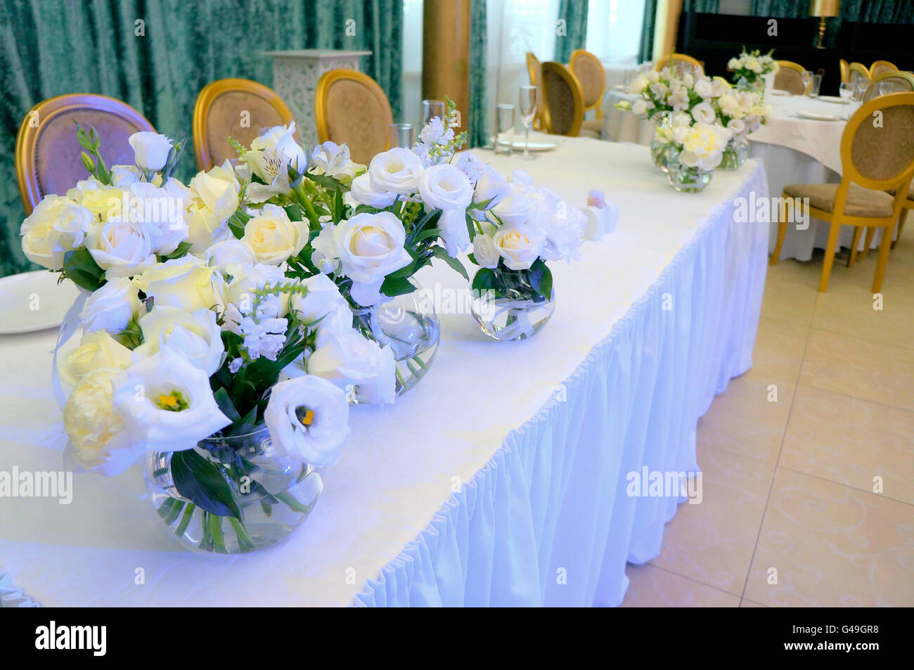 Tables decorated with flowers Stock Photo - Alamy