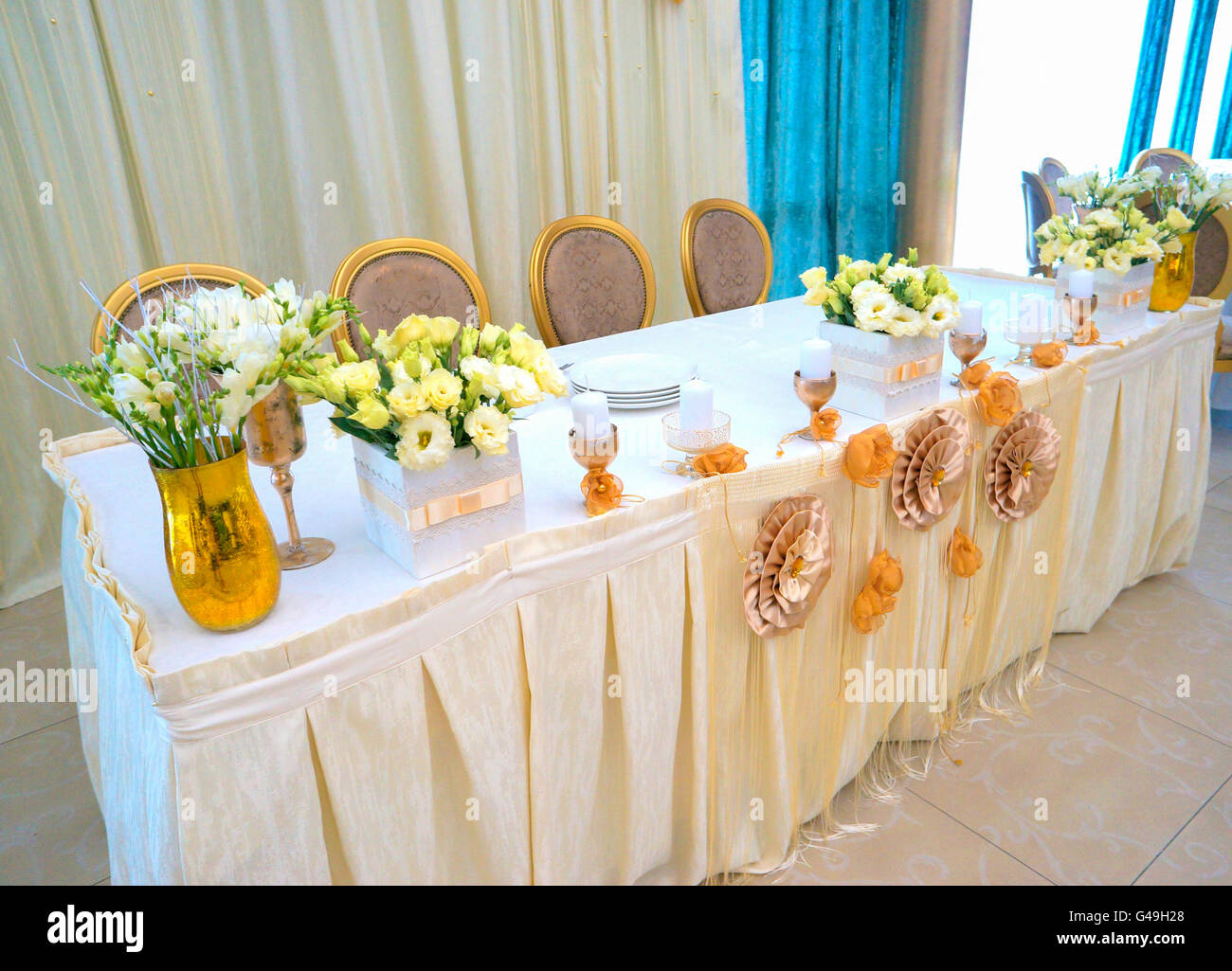 Tables decorated with flowers Stock Photo - Alamy