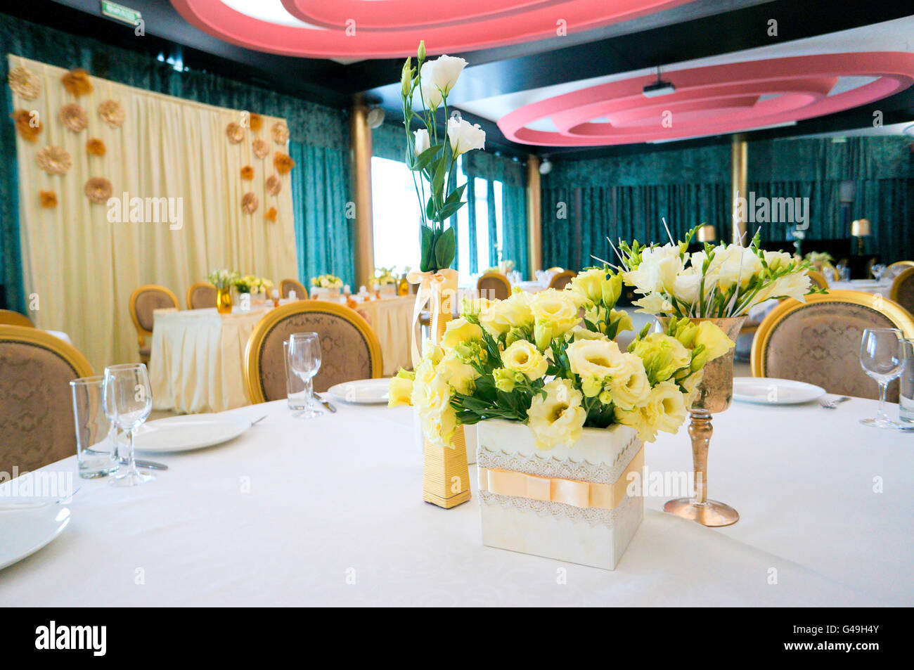 Tables decorated with flowers Stock Photo - Alamy