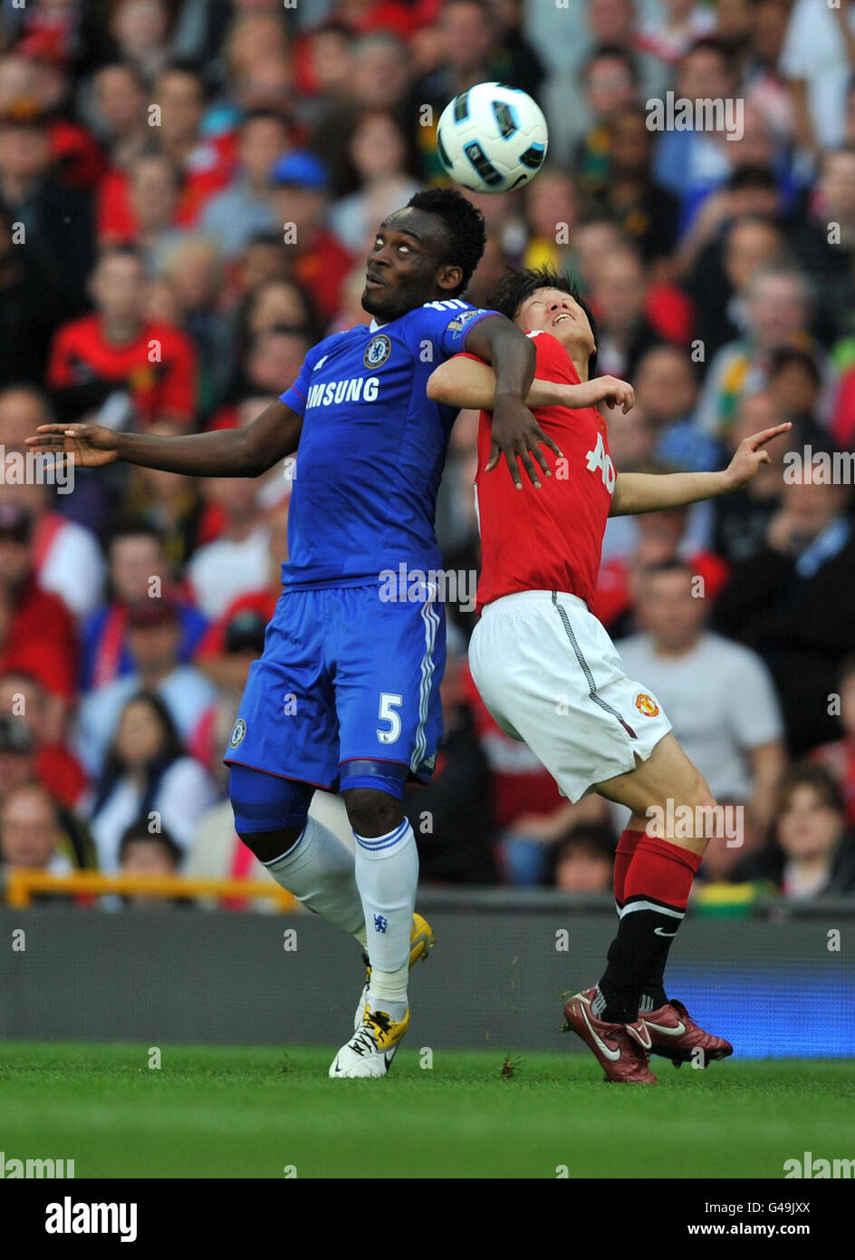 Chelsea's Michael Essien (left) and Manchester United's Park Ji-Sung ...