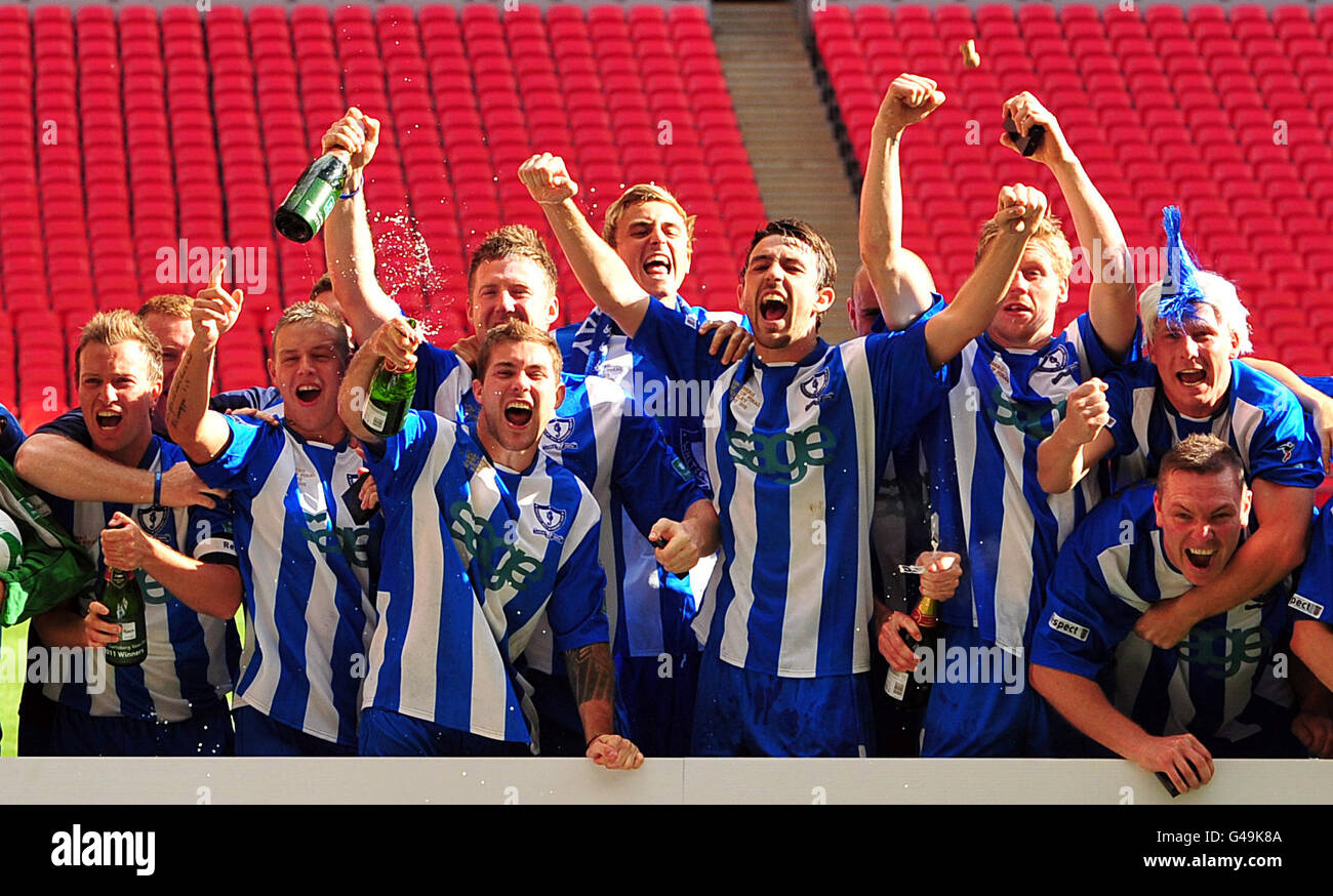 Whitley bay celebrate with the fa vase trophy hi-res stock photography ...