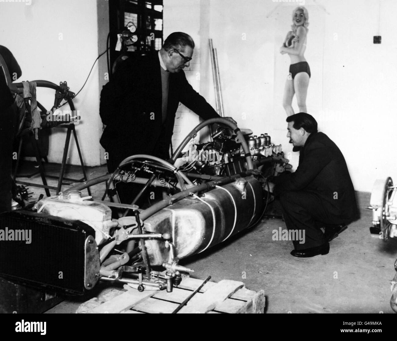 Black and white racing cars hi-res stock photography and images - Alamy