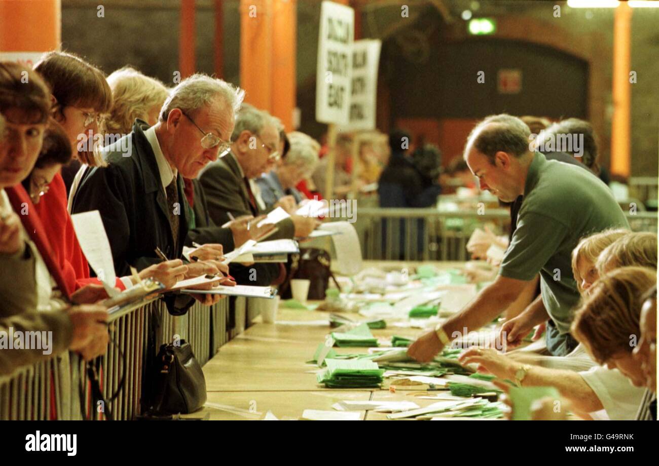 Irish Elections count 3 Stock Photo - Alamy