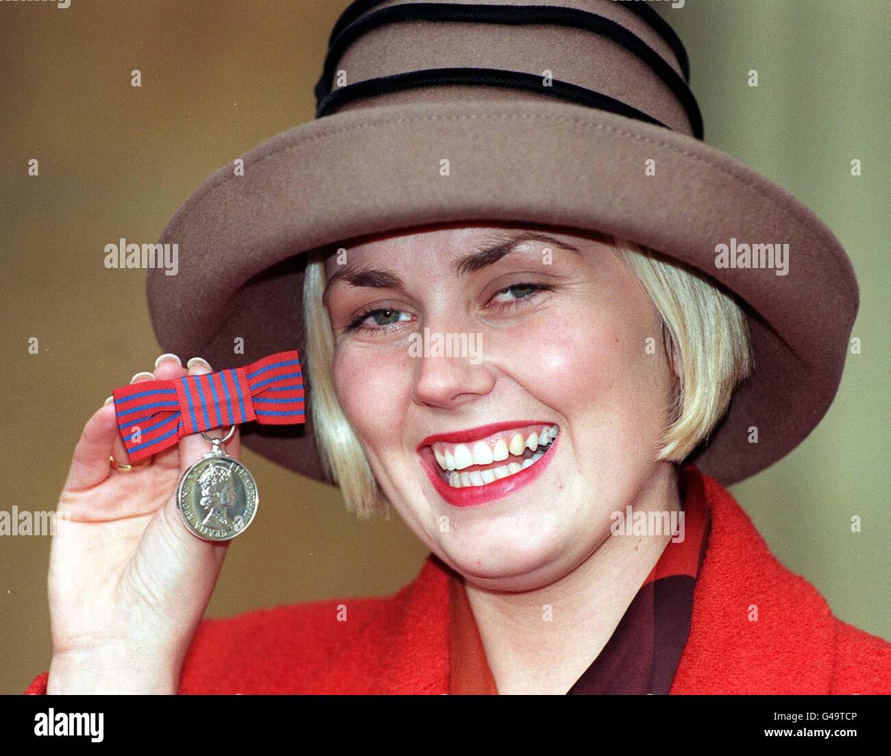 Former nursery nurse Lisa Potts with The George Medal for bravery ...