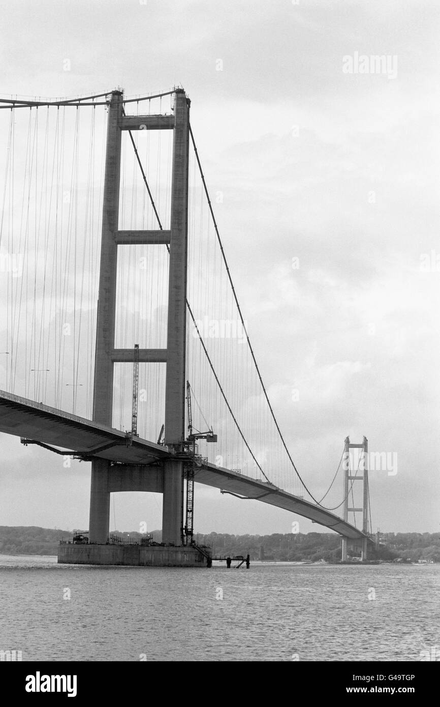 EVENING SILHOUETTE OF HUMBER BRIDGE IN BARTON, SOUTH HUMBERSIDE WHICH ...