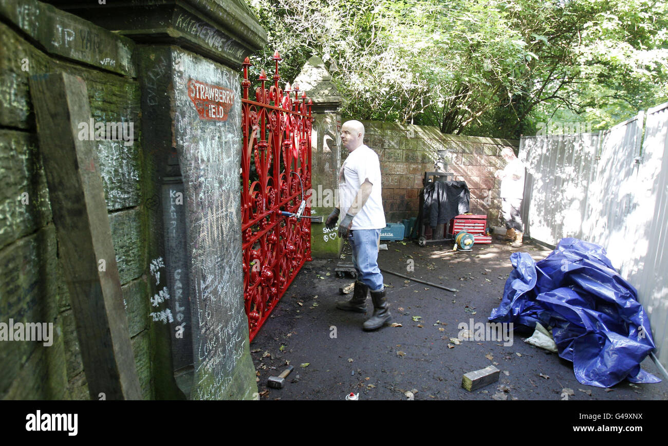 Strawberry field gates hi-res stock photography and images - Alamy