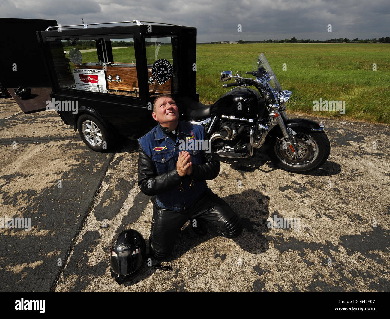 The Reverend Ray Biddiss says prayer after setting a Guinness World ...