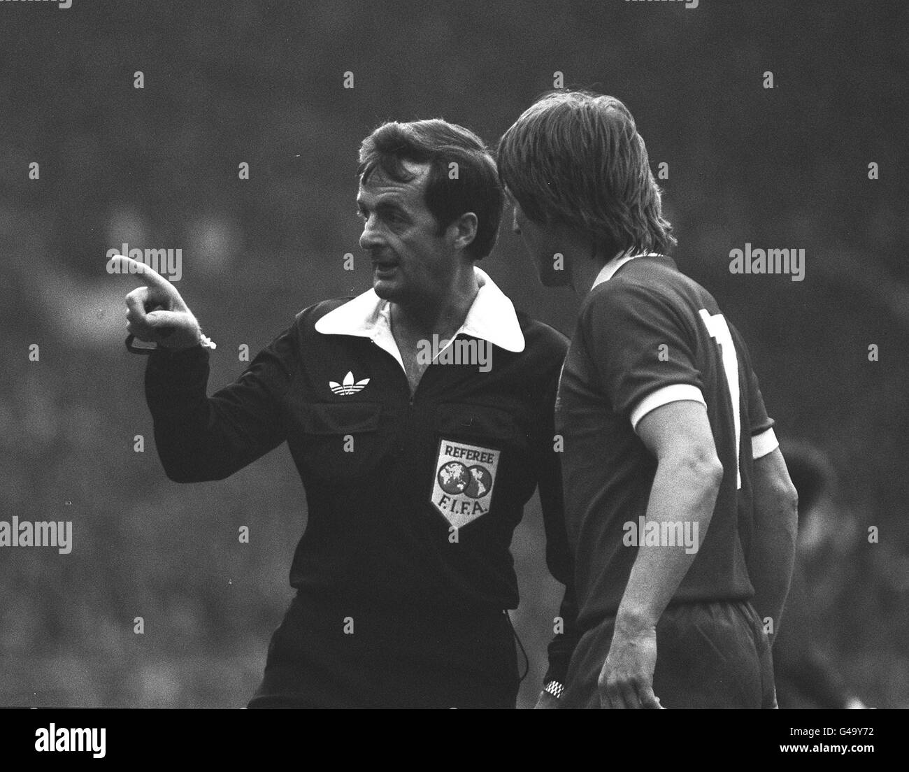 Referee clive thomas hi-res stock photography and images - Alamy