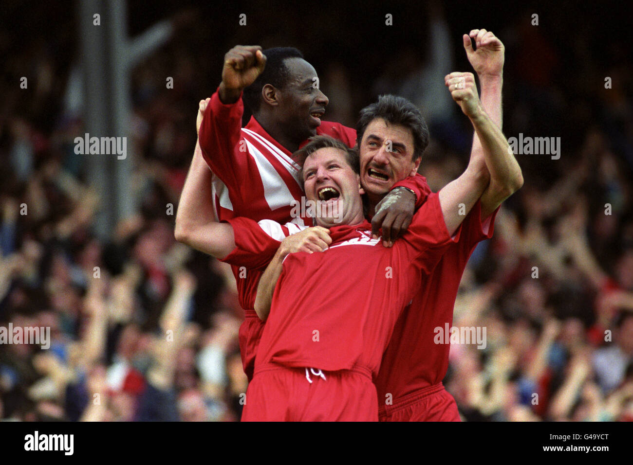 Liverpool's Ronnie Whelan (centre) celebrates his equalizing goal 3 ...