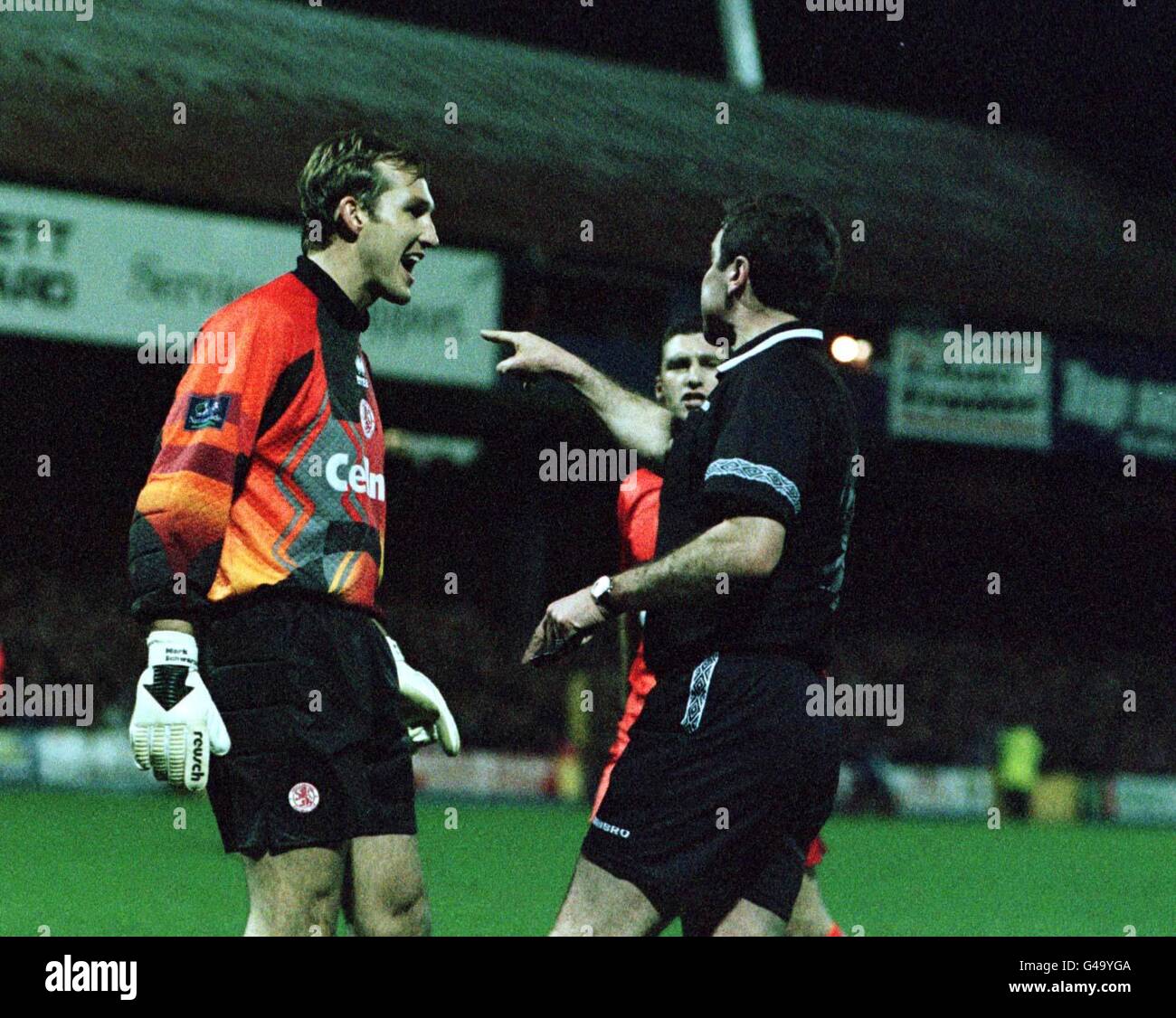 Middlesbrough's keeper Mark Schwarzer disputes a corner with referee ...