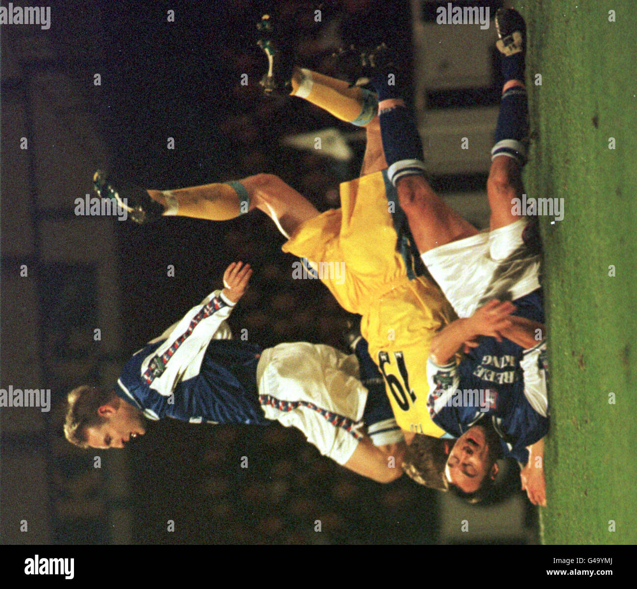 Tore Andre Flo (in yellow) of Chelsea manages to squeeze through ...