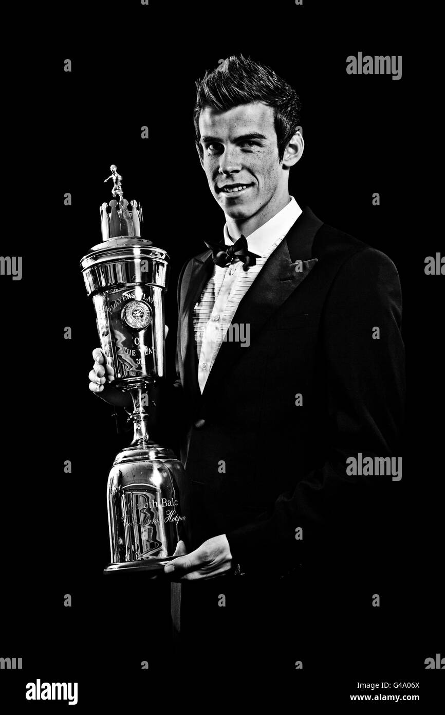Pfa player of the year trophy hi-res stock photography and images - Alamy