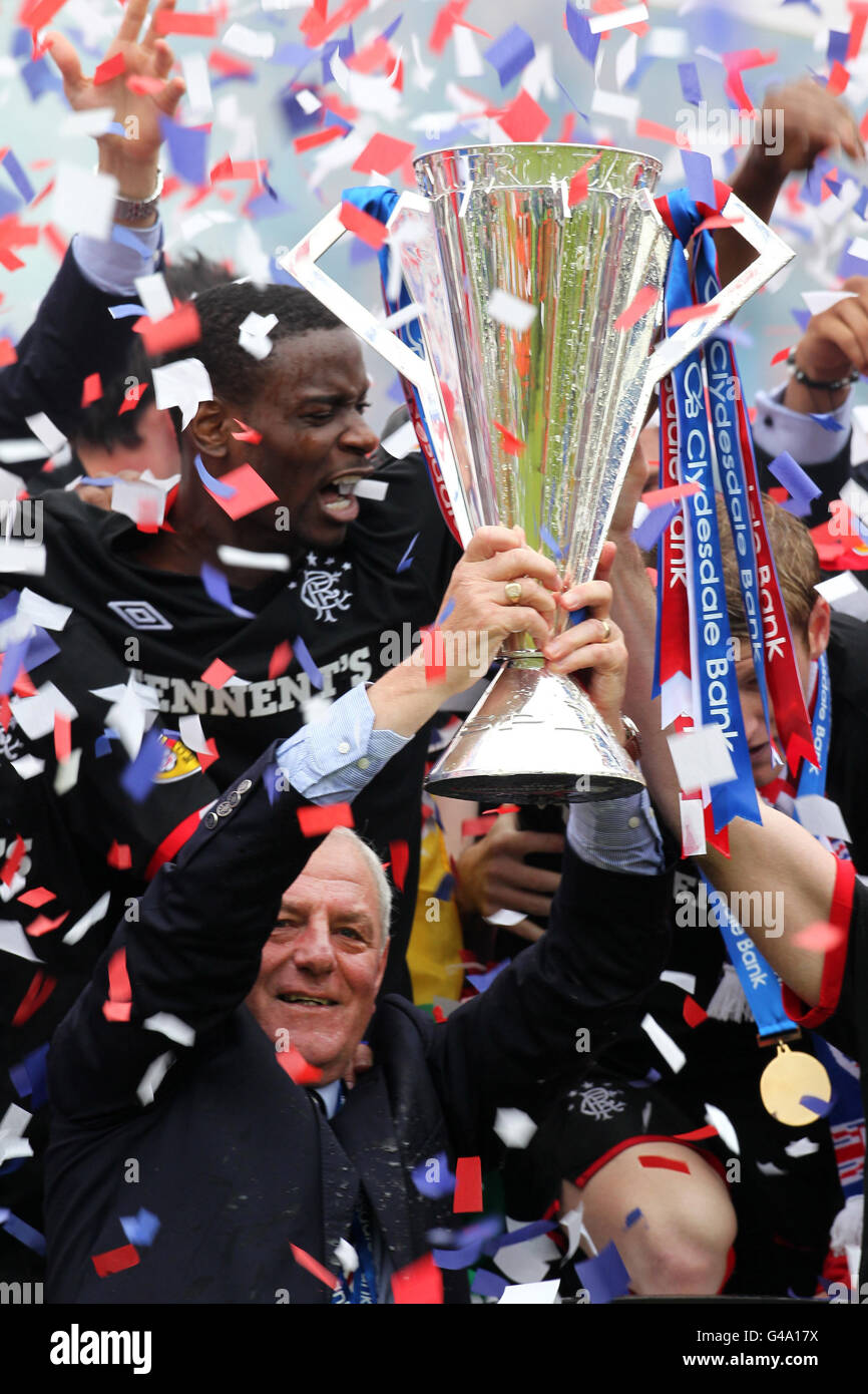 Rangers scottish premier league trophy hi-res stock photography and ...