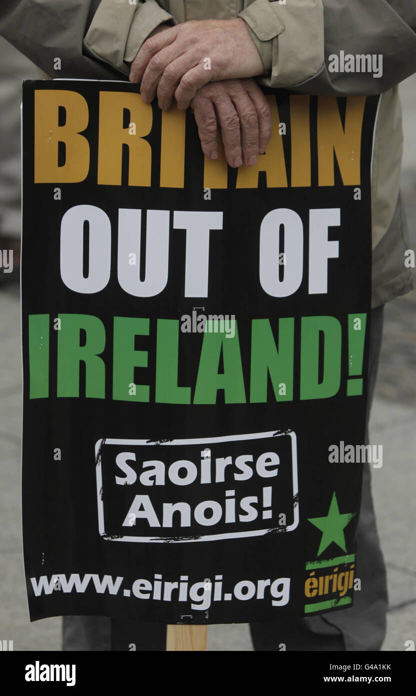 Members of the irish republican group eirigi on oconnell street hi-res ...