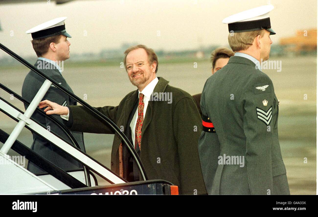 Foreign Secretary Robin Cook boards an RAF jet at Heathrow Airport ...