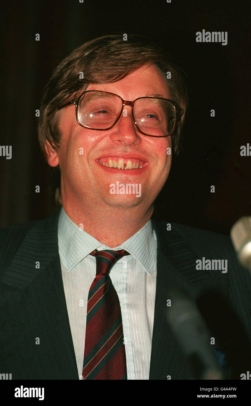 PA NEWS PHOTO 23/9/92 A SMILING HERITAGE MINISTER DAVID MELLOR MEETS ...