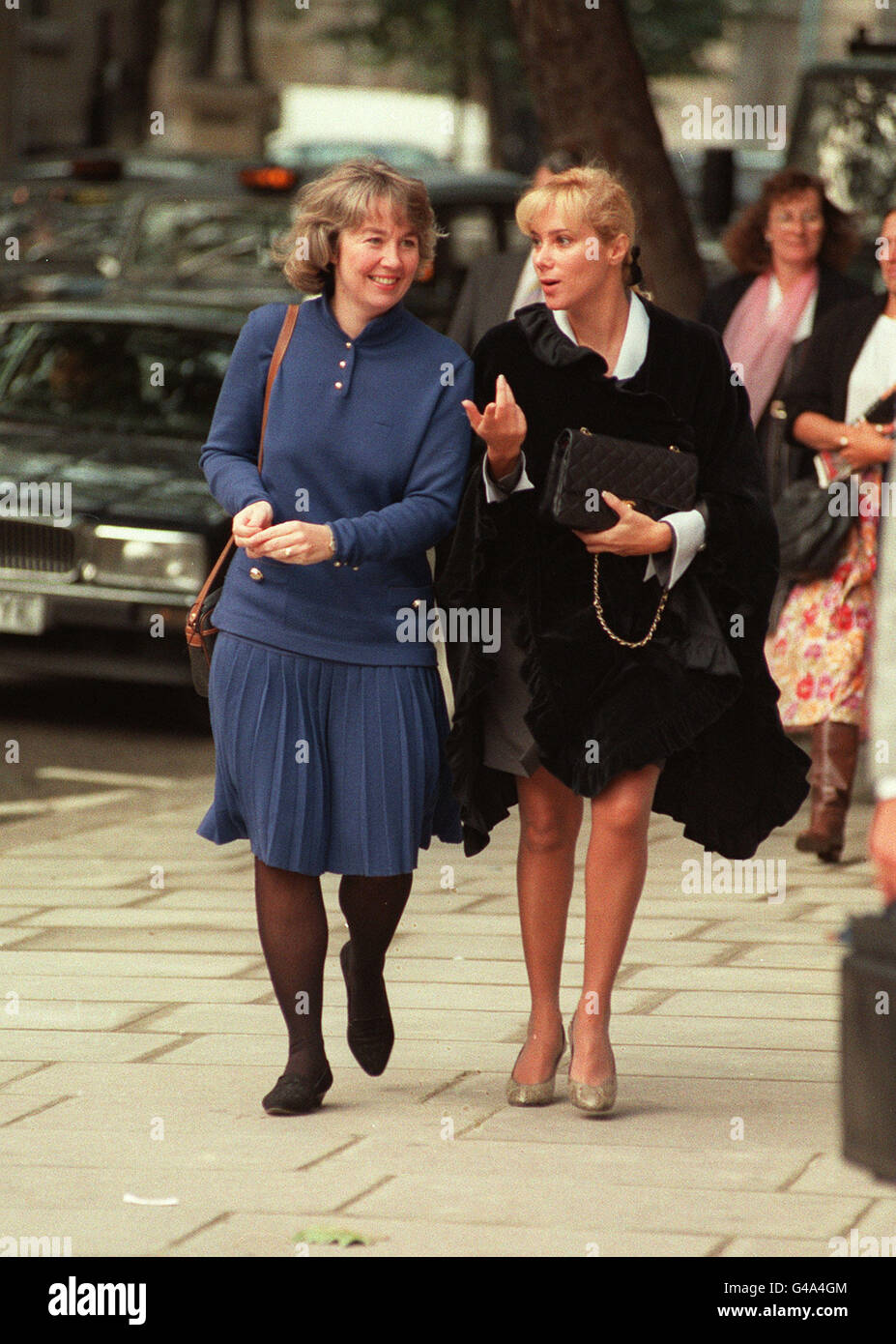 PA NEWS PHOTO 18/9/92 MONA BAUWENS (RIGHT) ARRIVING AT THE HIGH COURT ...