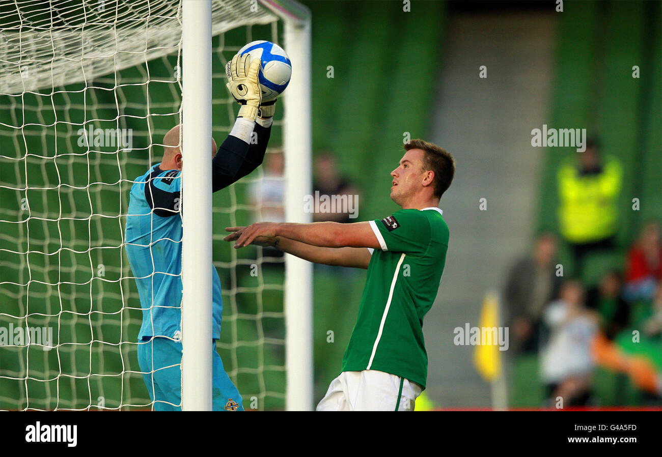 Republic of Ireland's Simon Cox (right) challenges Northern Ireland ...