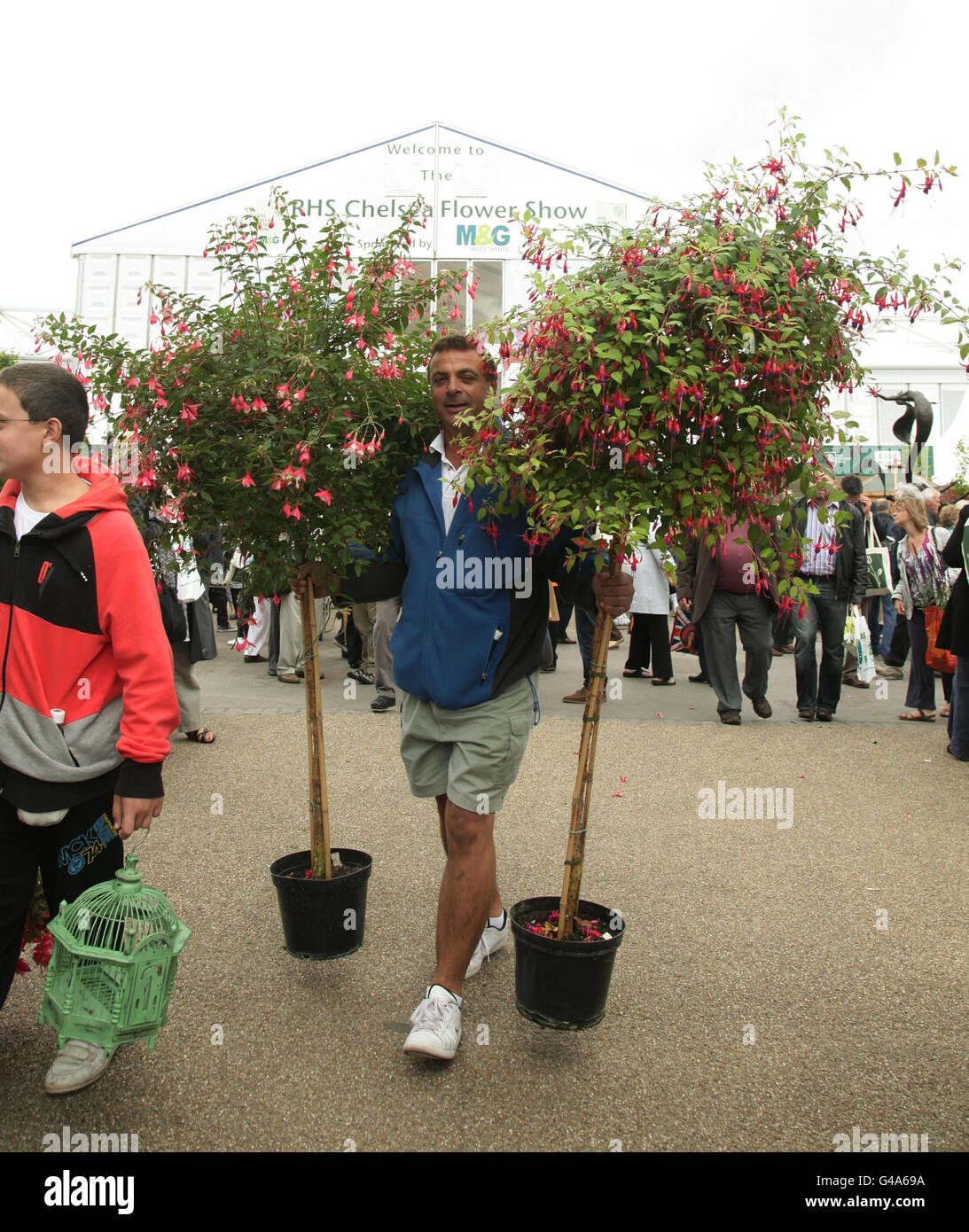 A man carrying pot plants purchased on the last day from the RHS ...