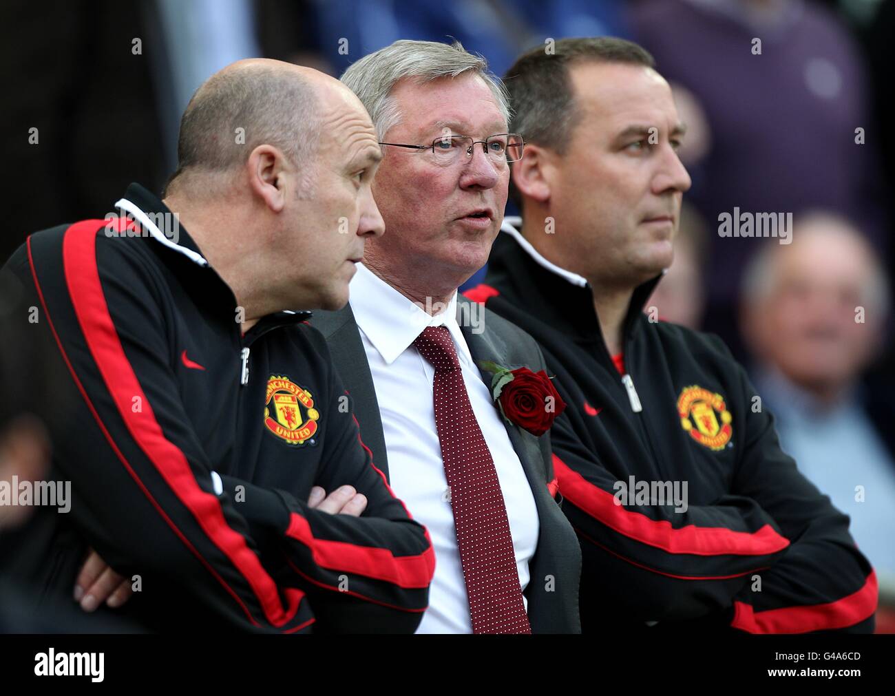 Manchester United manager Alex Ferguson (centre) stands on the ...