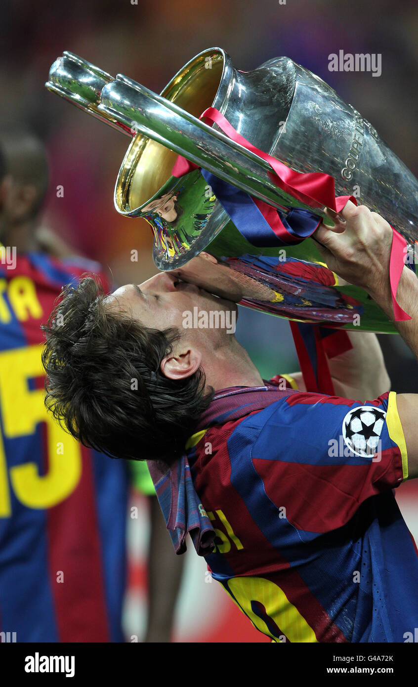 Messi kissing the trophy hi-res stock photography and images - Alamy