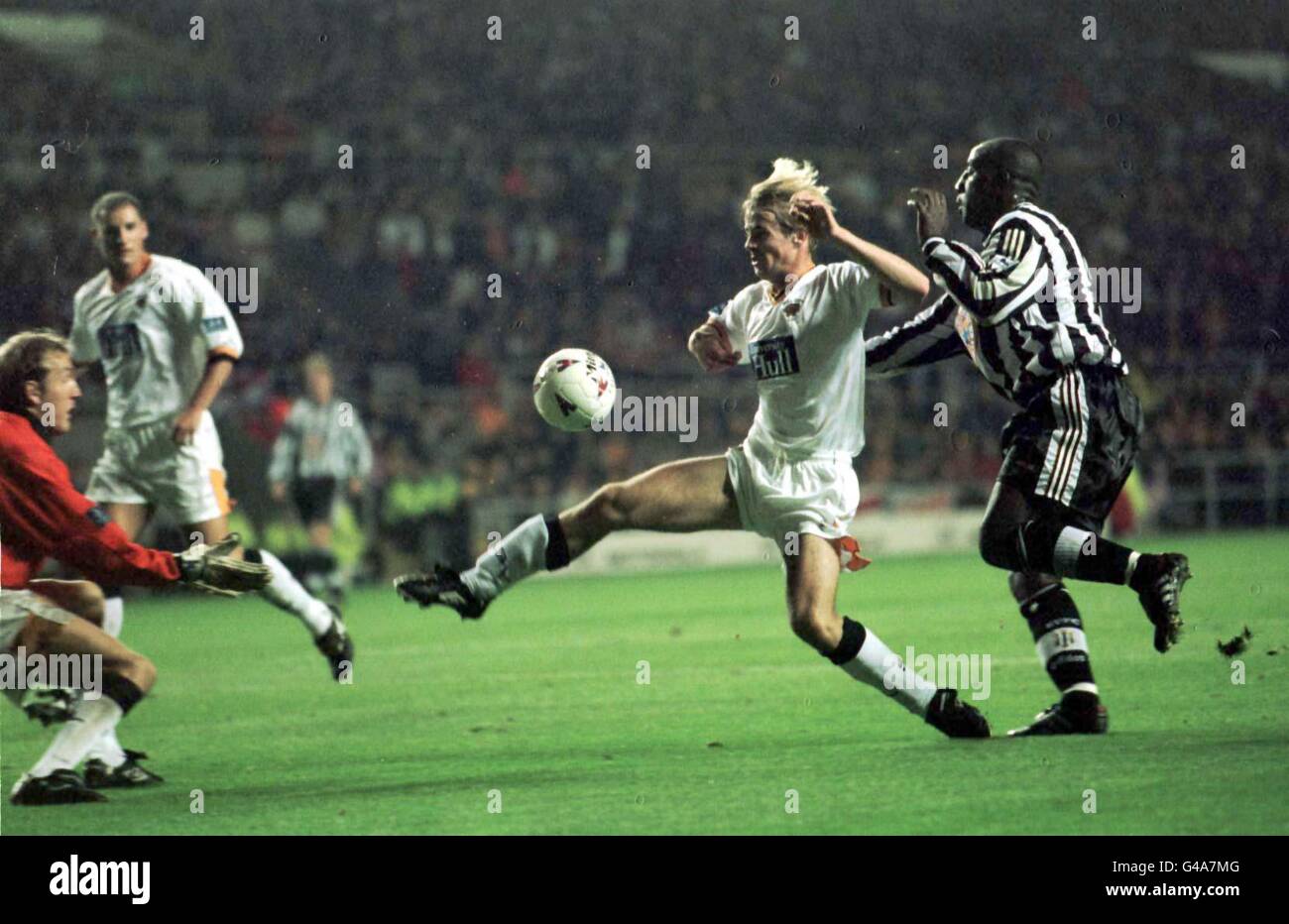 Hulls Matt Hocking makes a vital pass back as Newcastles Des Hamilton ...