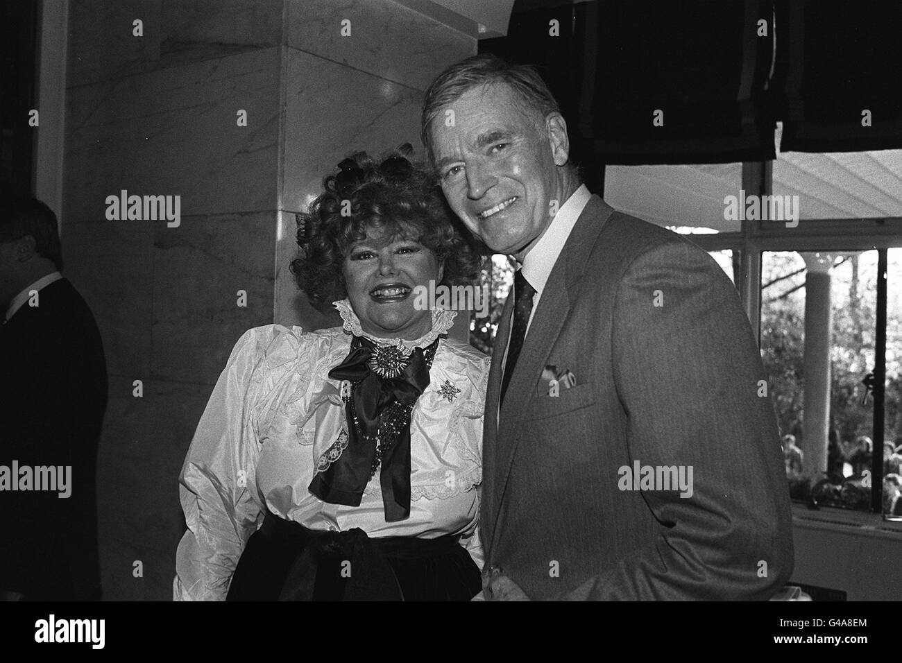 PA NEWS PHOTO 17/11/87 CHARLTON HESTON AND LADY "BUBBLES" ROTHERMERE ...