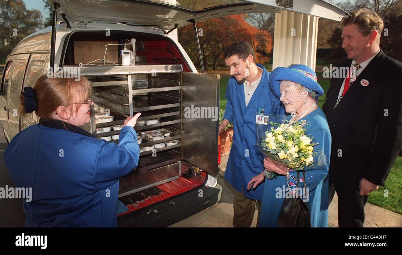 The Queen Mother (centre) with Meals-on-Wheels operatives Patricia ...