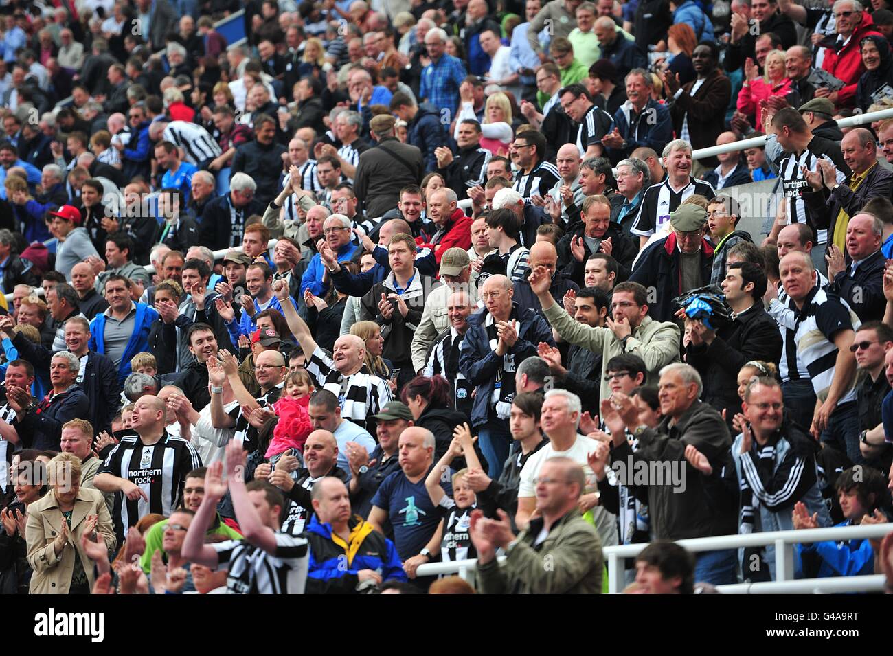 Newcastle united fans celebrate in stands hi-res stock photography and ...